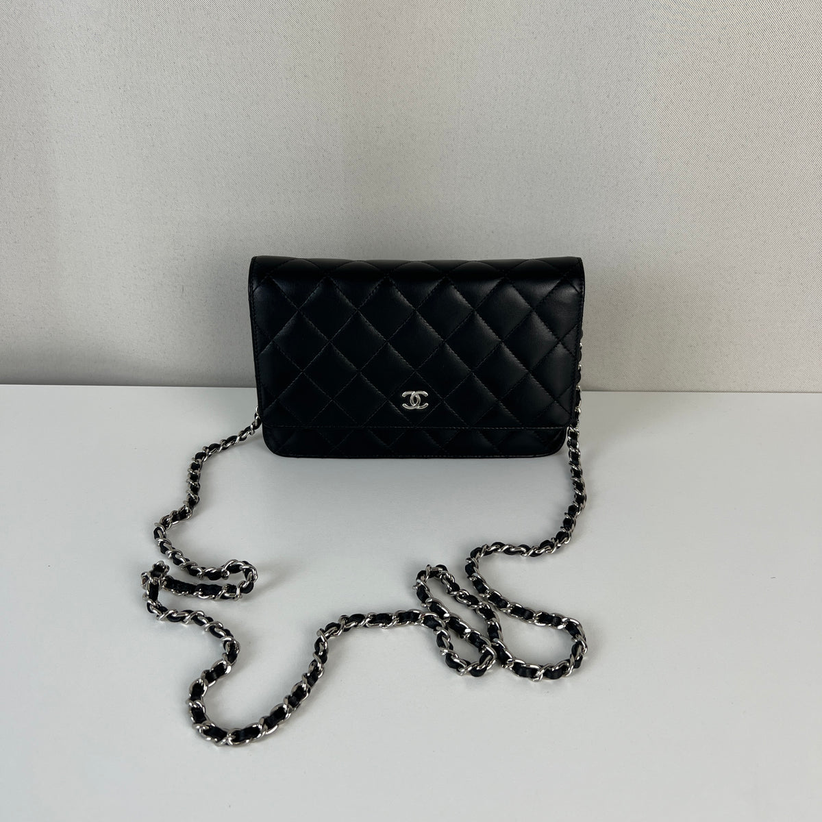 Chanel WOC en cuir noir et finitions argentées – bamluxurystore